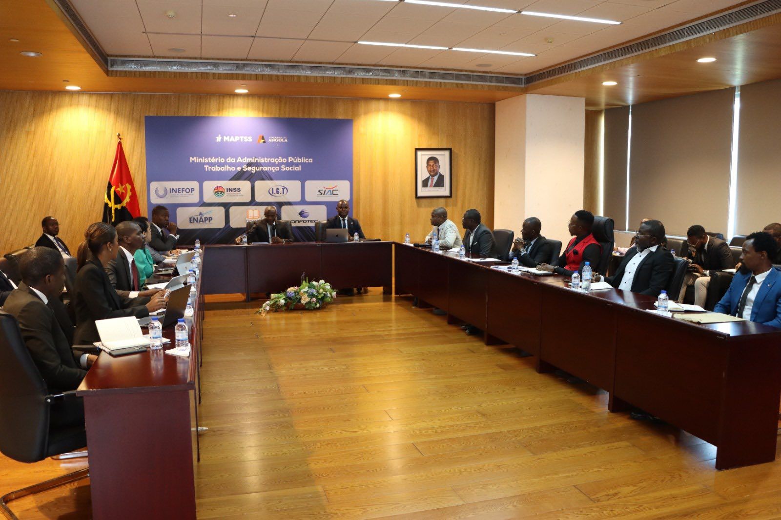 DIÁLOGO INSTITUCIONAL ENTRE O EXECUTIVO E O SOJA CONDUZ À SUSPENSÃO DA GREVE NO SECTOR DA ...