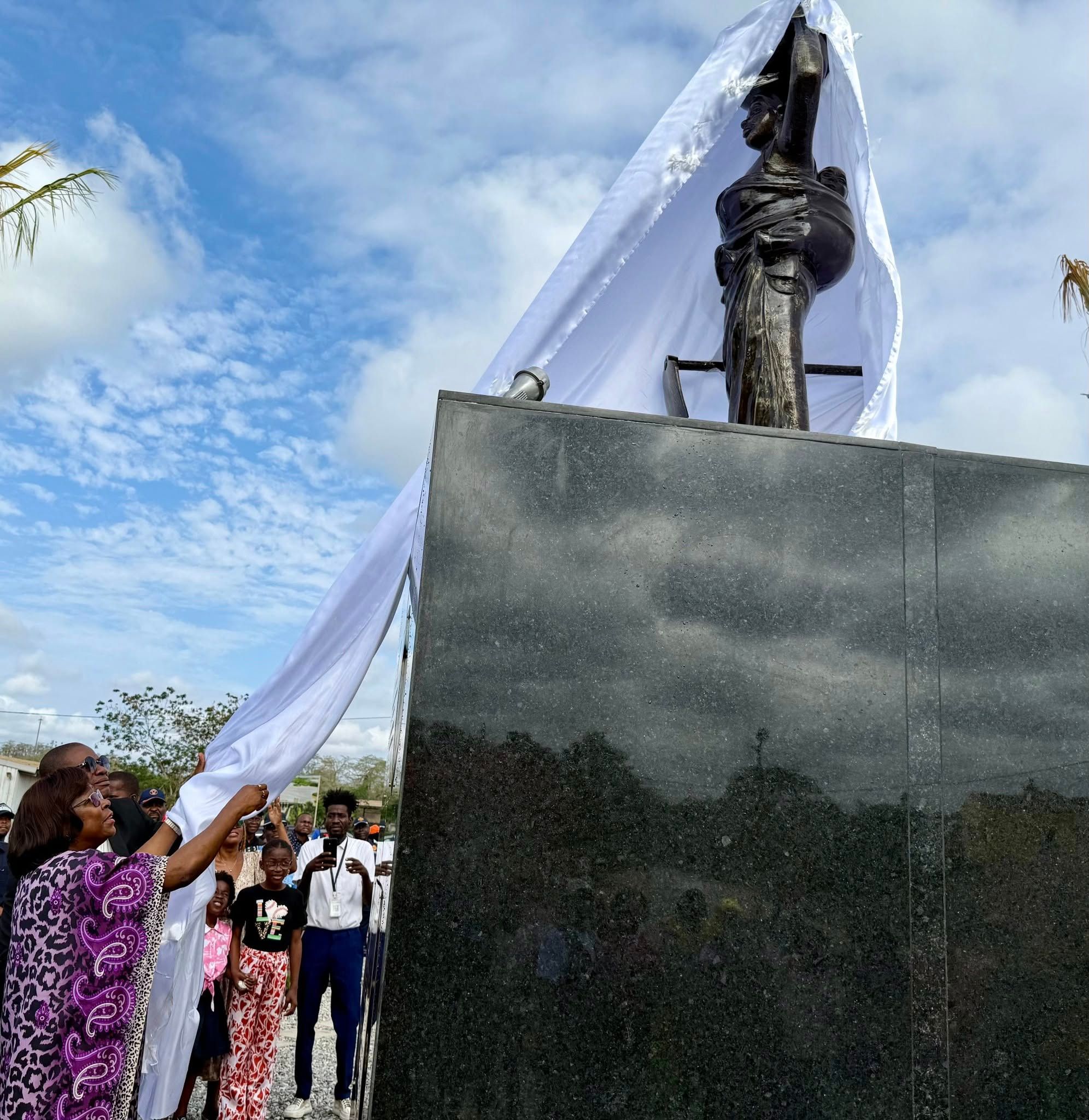 MULHER CAMPONESA É HOMENAGEADA COM UMA ESTÁTUA PELO GOVERNO PROVINCIAL ...